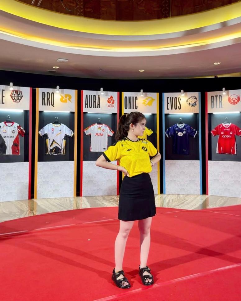 Potret Cantik Anisa Basyir, Pendukung Setia ONIC Esports Potret Cantik Anisa Basyir, Pendukung Setia ONIC Esports